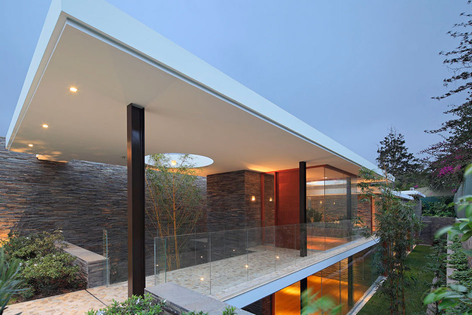 Linear House / Metropolis | bausource
