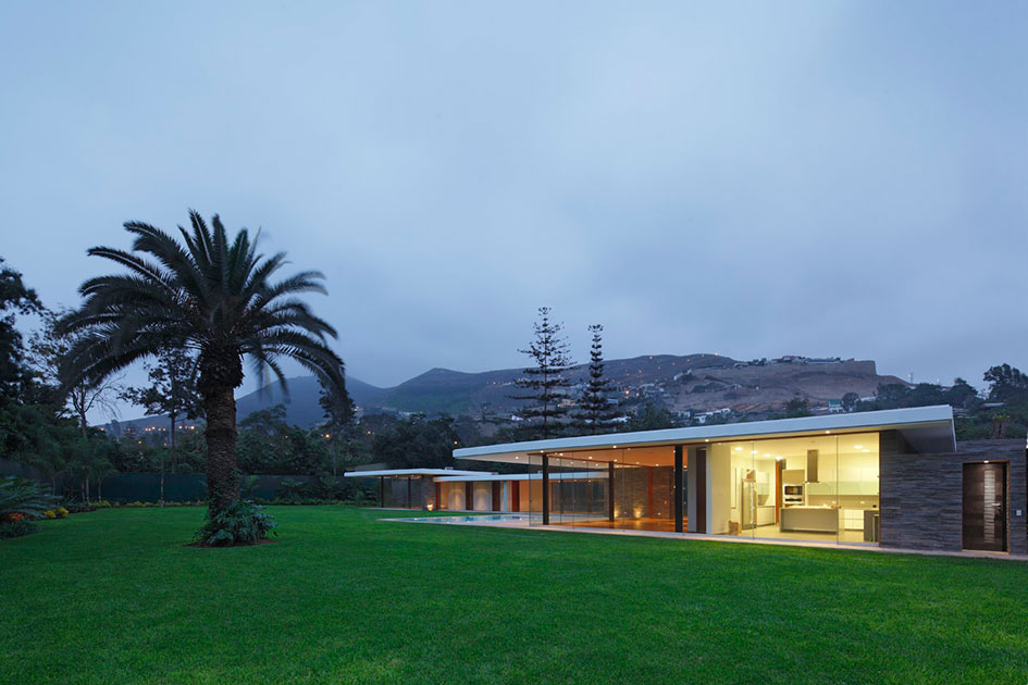 Linear House / Metropolis | bausource